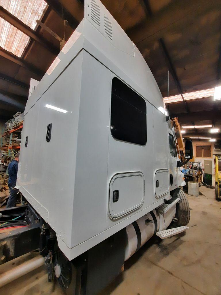 2014 FREIGHTLINER CASCADIA CAB | Shop Parts | LKQ Heavy Truck